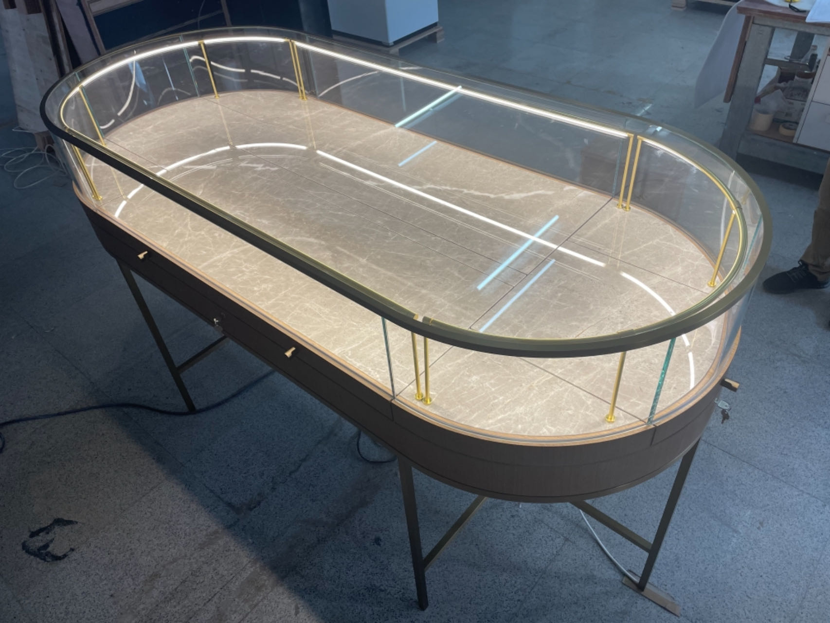 Curved Glass in Retail Displays: Pros and Challenges