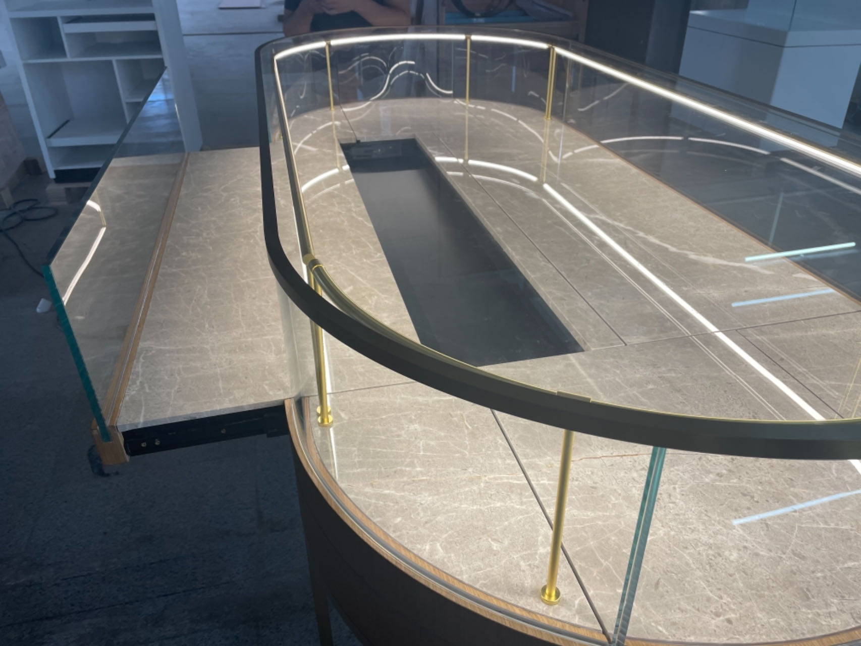 Curved Glass in Retail Displays: Pros and Challenges